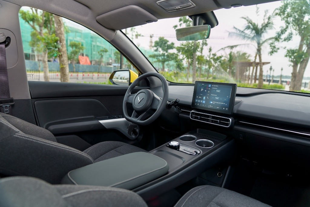 VinFast officially delivers the Limo Green 7-seater MPV.