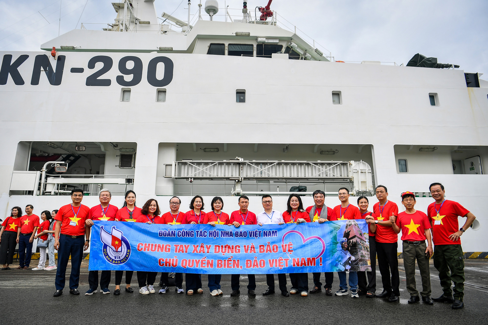 [Ảnh] Đoàn công tác 100 nhà báo của Hội Nhà báo Việt Nam thăm quân và dân huyện đảo Trường Sa ...