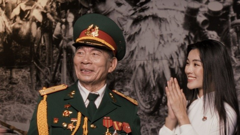 Le chanteur Tung Duong a touché les cœurs avec son clip « Continuez à ...