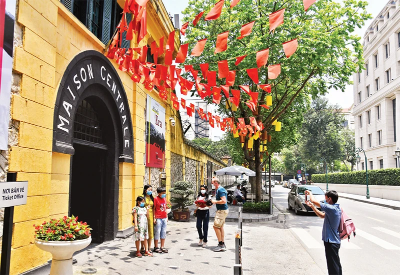 Di tích Nhà tù Hỏa Lò - điểm tham quan hấp dẫn | Báo Nhân Dân điện tử