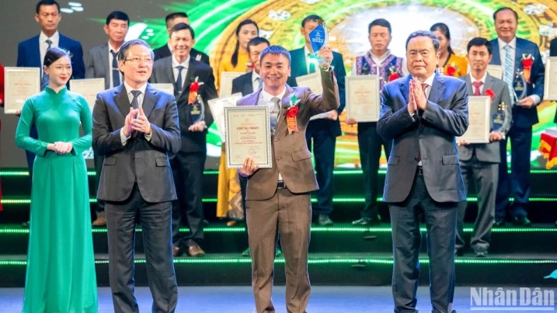 Lễ tôn vinh và trao danh hiệu nông dân Việt Nam xuất sắc, biểu dương ...