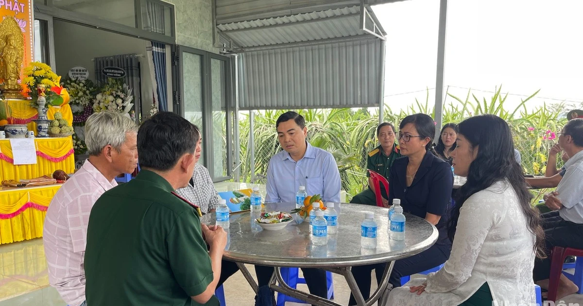 Thăm hỏi các gia đình liệt sĩ hy sinh trong diễn tập tác chiến phòng ...