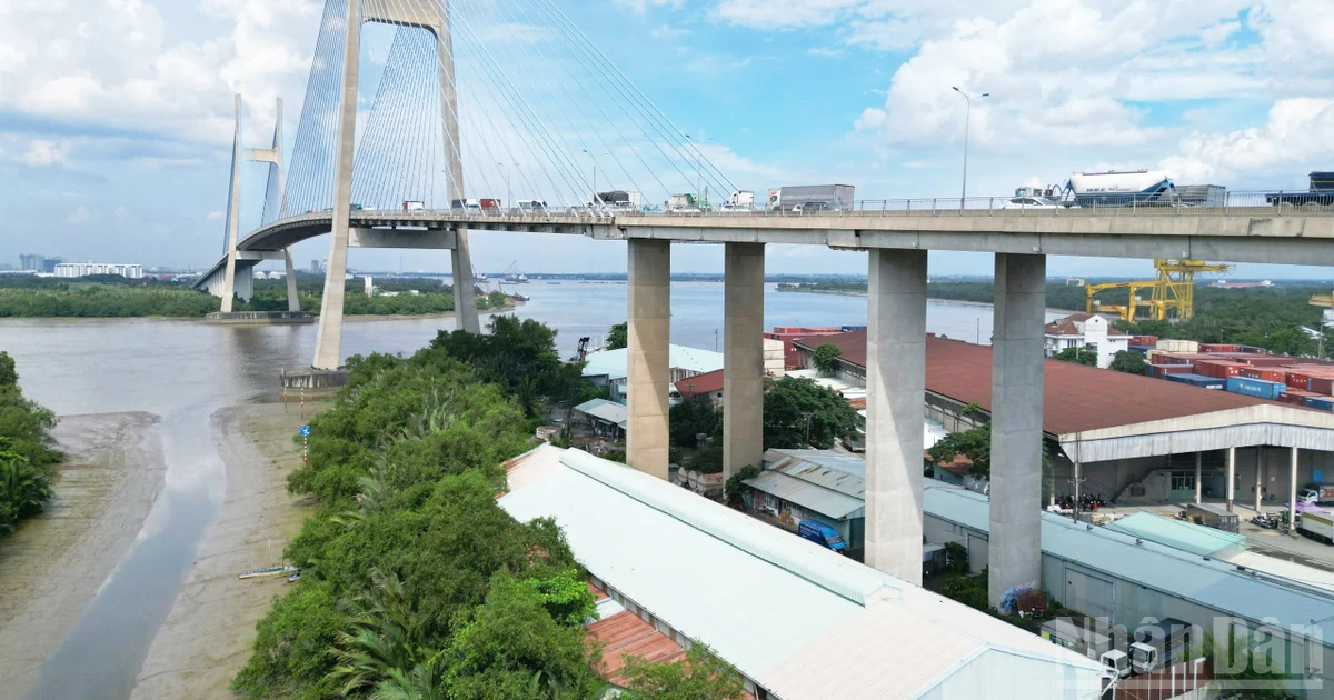 Hàng loạt gầm cầu ở TP.HCM biến thành bãi xe, rác thải tự phát