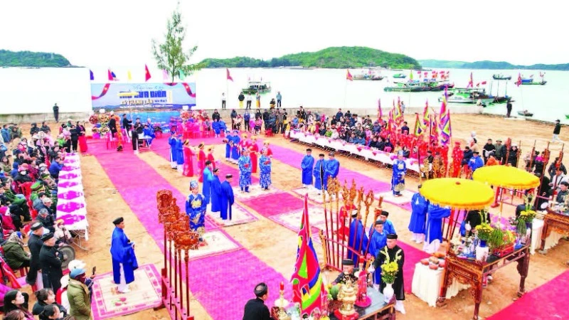 Độc đáo Lễ hội Mở cửa biển ở Cô Tô | Báo Nhân Dân điện tử