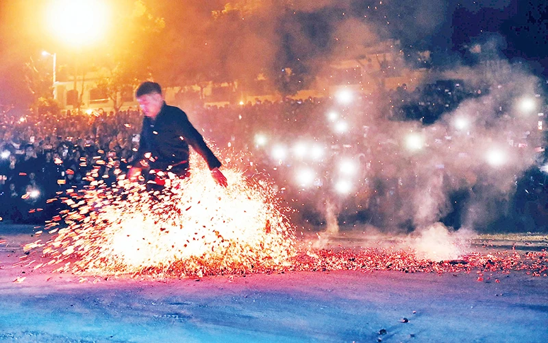 Lễ hội nhảy lửa ở cao nguyên trắng Bắc Hà | Báo Nhân Dân điện tử