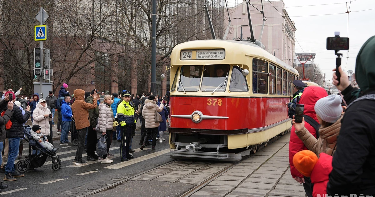 [Ảnh] Người dân Moskva hào hứng trải nghiệm các toa tàu điện lịch sử ...