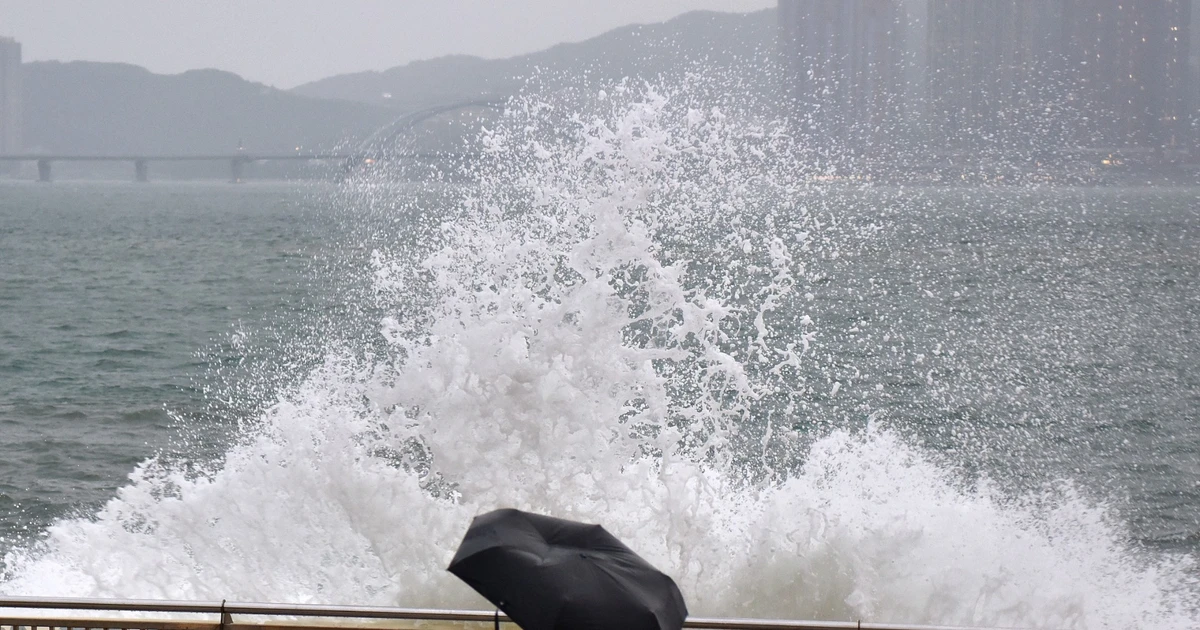 Trung Quốc: Hong Kong và Macau nâng cảnh báo siêu bão Ragasa lên mức ...