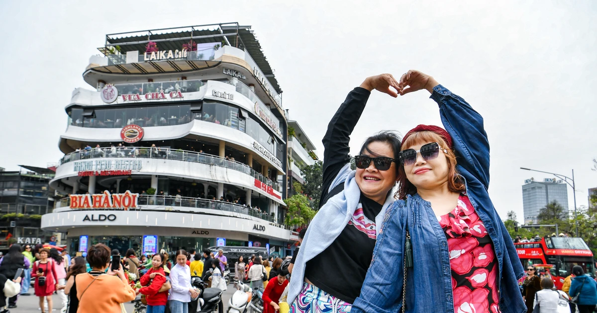 [Ảnh] Hàng nghìn người ghé thăm tòa nhà "Hàm cá mập" chụp ảnh trước khi ...