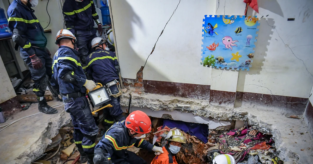 [Ảnh] Nín thở xem lực lượng cứu hộ Bộ Công an đưa thi thể ra khỏi tòa ...