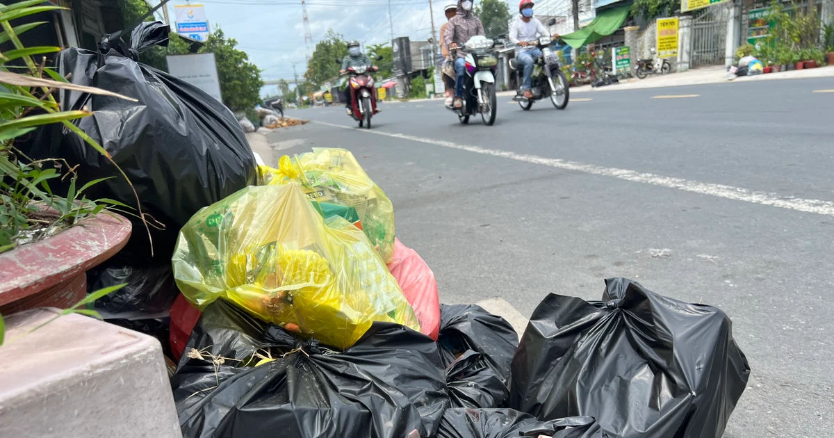 Chậm thu gom rác thải sinh hoạt ở Đồng Tháp | Báo Nhân Dân điện tử