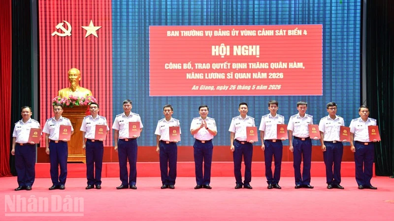 38 sĩ quan Vùng Cảnh sát biển 4 thăng quân hàm trước hạn