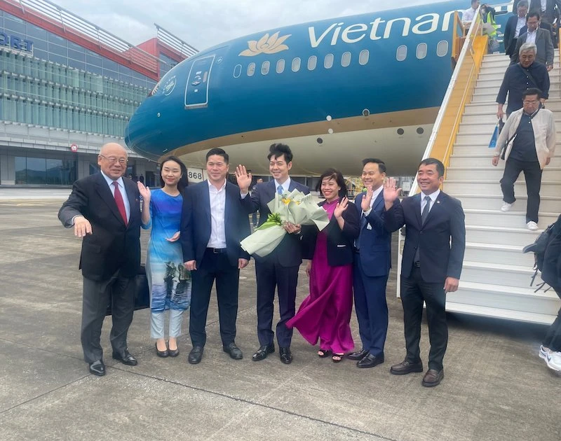 Cảng Hàng không quốc tế Vân Đồn đón chuyến bay của đoàn đại biểu tỉnh ...