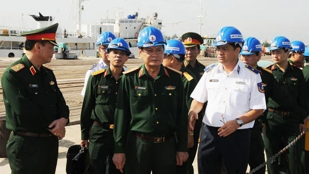 Bộ Quốc phòng kiểm tra tiến độ thi công đóng mới tàu CSB 8005 tại Đà ...