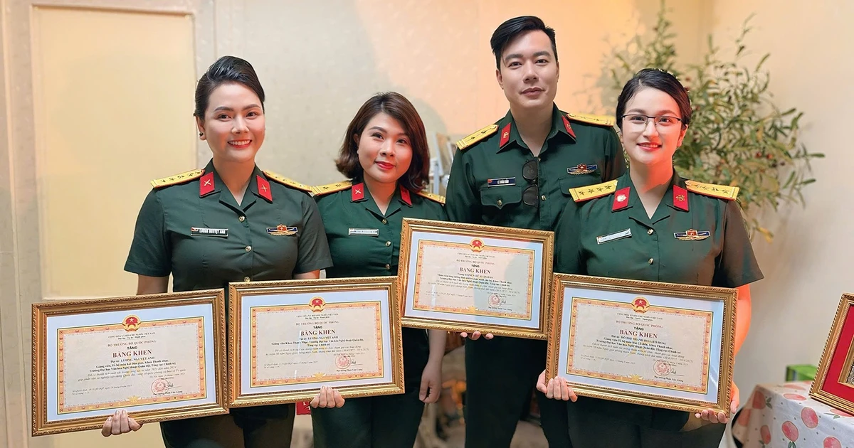 Đại úy, ca sĩ Lương Nguyệt Anh vinh dự nhận hai Bằng khen của Bộ Quốc phòng | Báo Nhân Dân điện tử