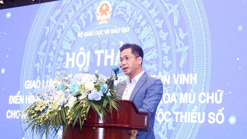 Tôn vinh điển hình tiên tiến trong công tác xóa mù chữ cho đồng bào dân ...