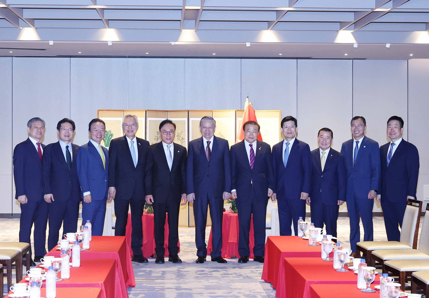 Tổng Bí thư Tô Lâm gặp nguyên Tổng Lãnh sự Việt Nam Park Soo Kwan tại Hàn Quốc | Báo Nhân Dân ...