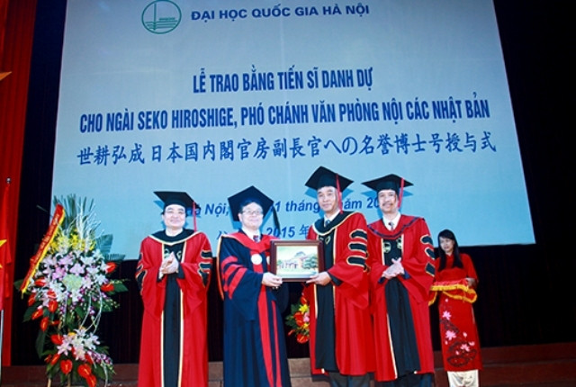 Ông Seko Hiroshige nhận bằng Tiến sĩ danh dự của ĐHQGHN | Báo Nhân Dân ...