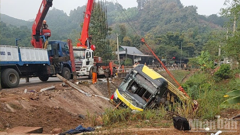 Tai nạn giao thông nghiêm trọng trên Quốc lộ 6 làm 3 người tử vong ...