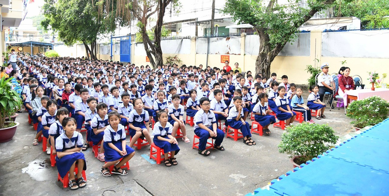 Lữ đoàn 127 Nói Chuyện Truyền Thống Tại Trường Tiểu Học An Thới 3 Báo