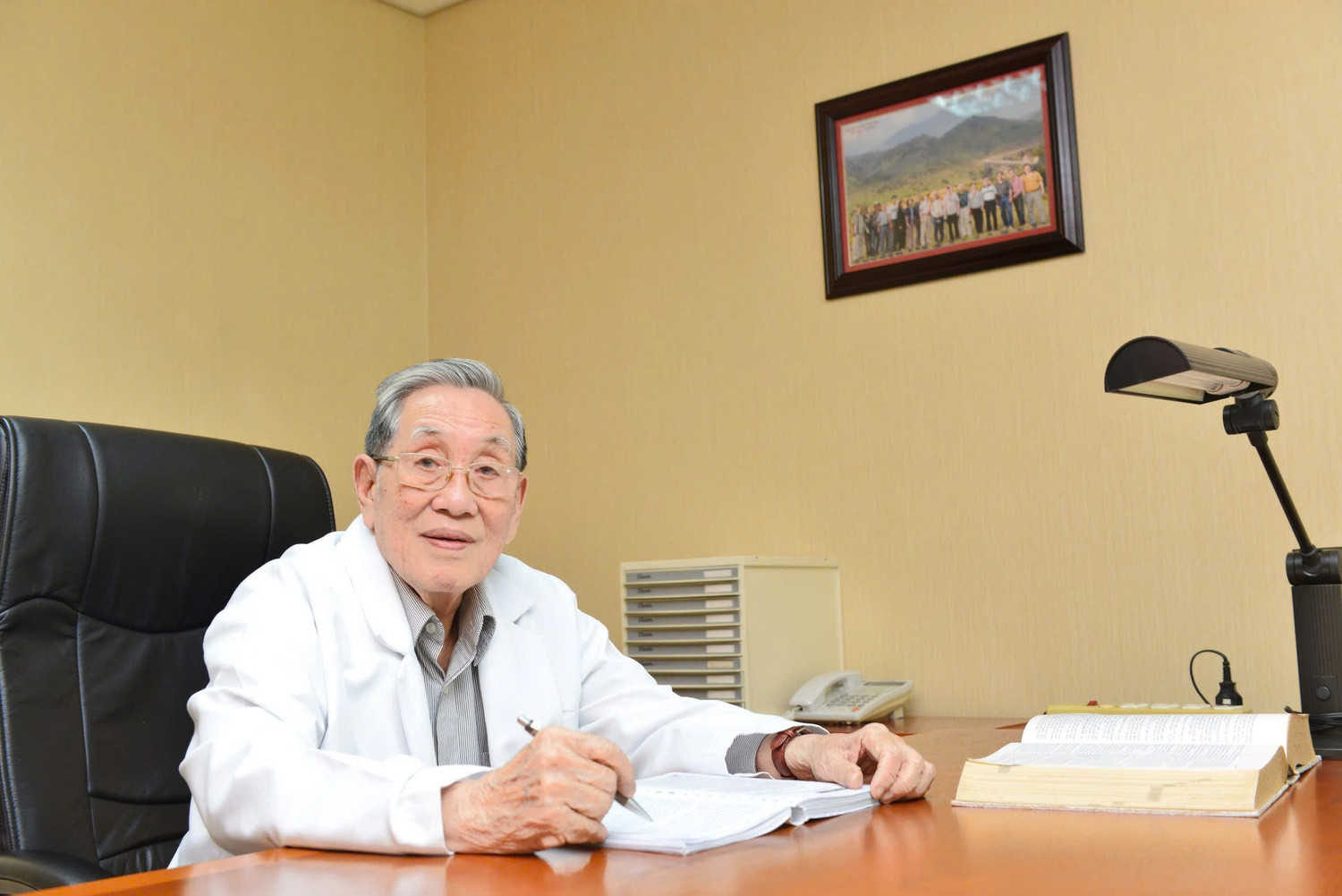 People's Teacher, Professor, Doctor Nguyen Dinh Hoi was awarded the ...