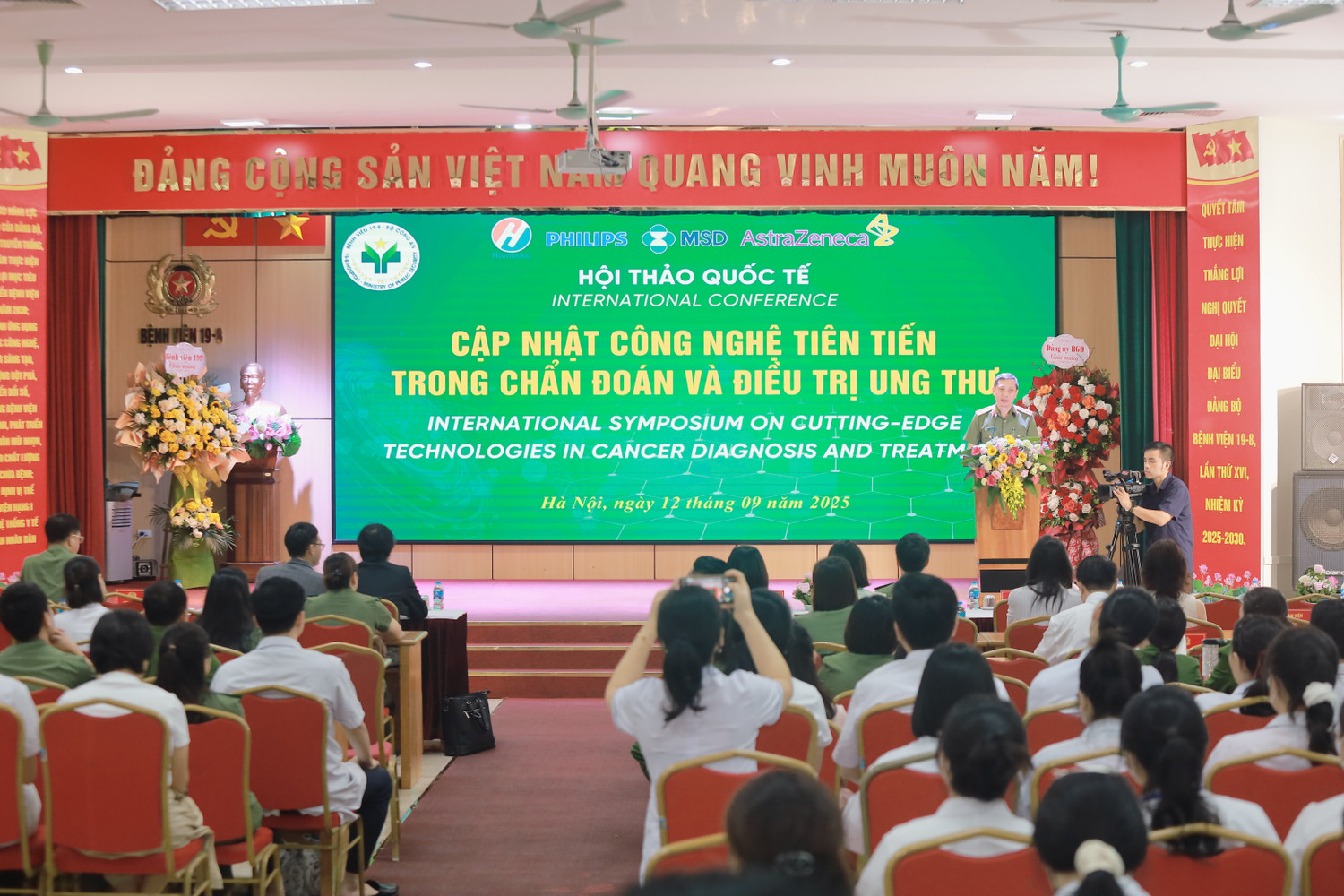 Cập nhật công nghệ tiên tiến trong chẩn đoán và điều trị ung thư | Báo ...