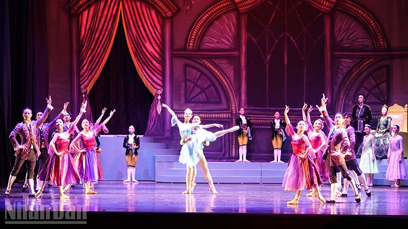 Vở ballet Hồ Thiên Nga tái ngộ với khán giả sau chưa đầy 1 tháng ra mắt - Báo Tuyên Quang điện tử