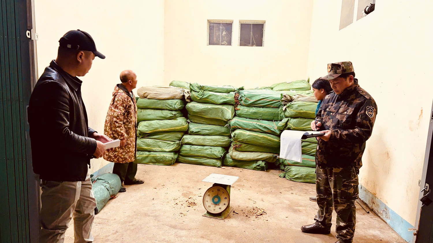 Hải quan bắt giữ hơn 1,5 tấn thực phẩm đông lạnh nhập lậu và 3,3 tấn lá ...