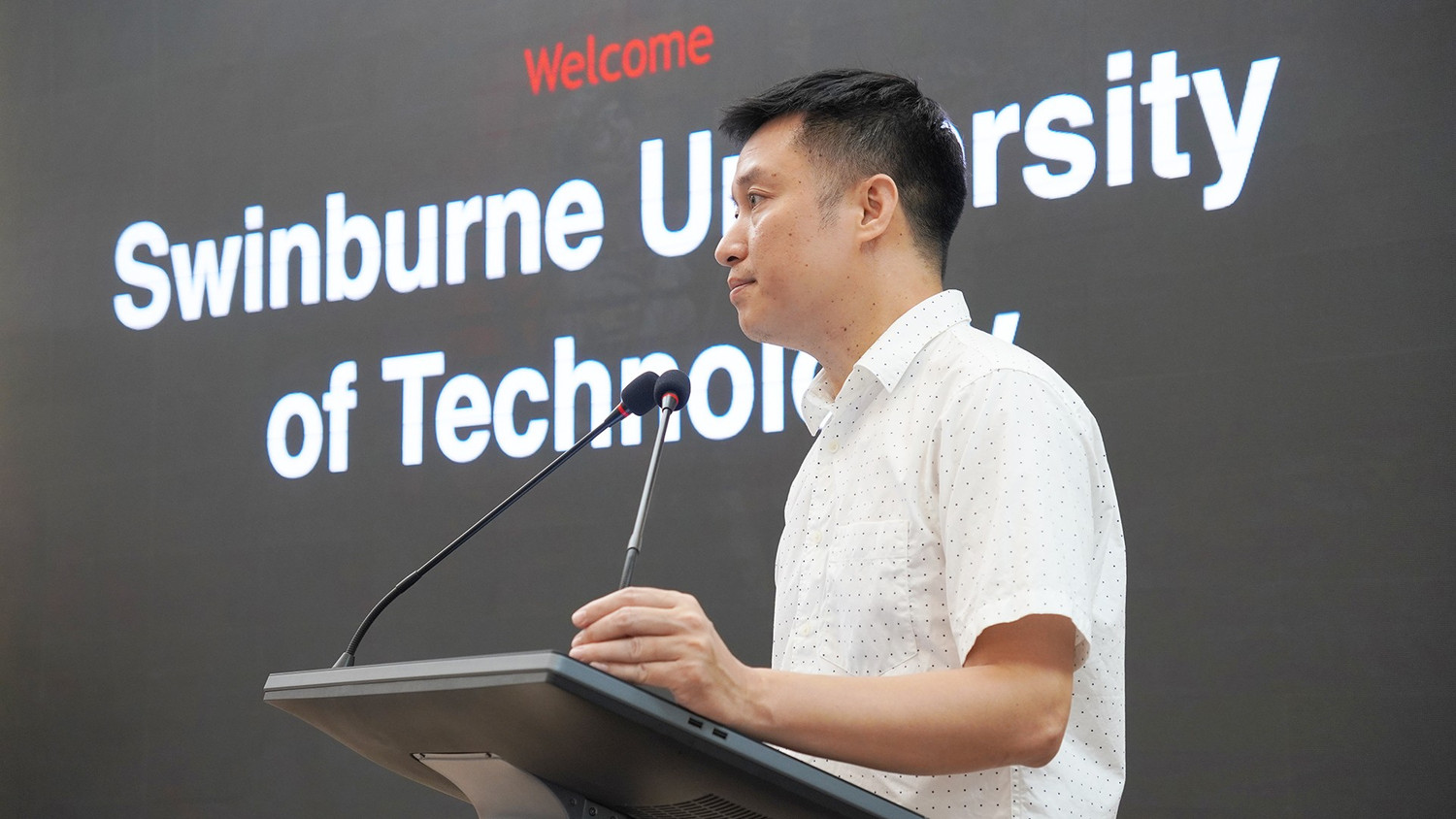 Sinh viên Đại học Swinburne Australia tìm hiểu sáng kiến đổi mới sáng ...